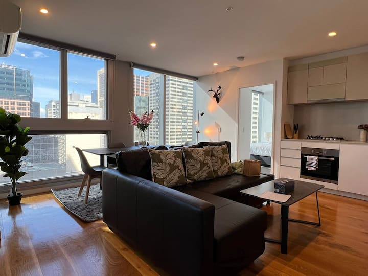 Spacious City Getaway – Balcony Views & Wi-fi - Melbourne