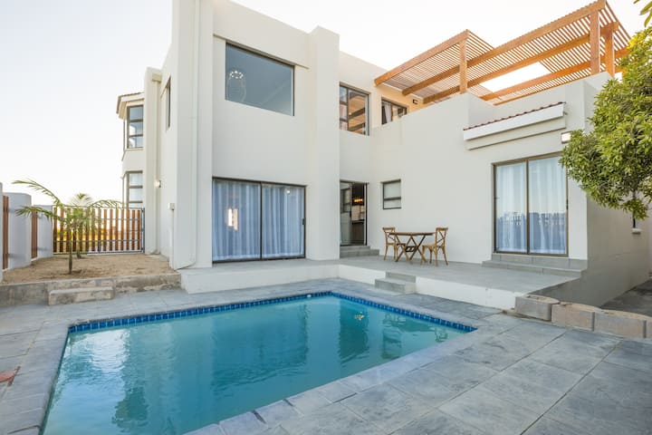 Luxury Beachfront Villa - Family Friendly - Pool - Wilderness
