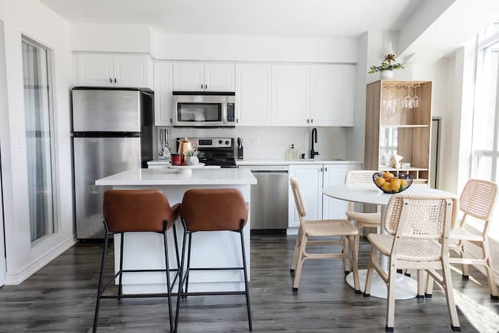 Trendy 2 Bedroom Downtown Condo - Free Parking! - Toronto