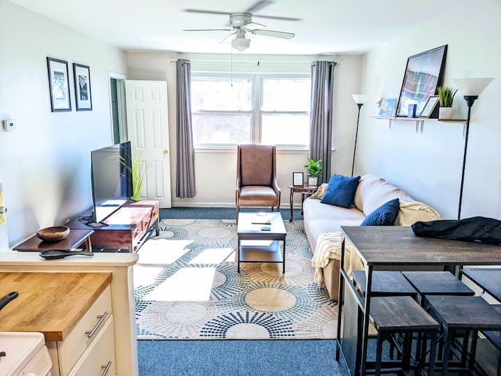 1 Bedroom~safe & Trendy~ Easy Parking ~King Bed - Bucks County, PA