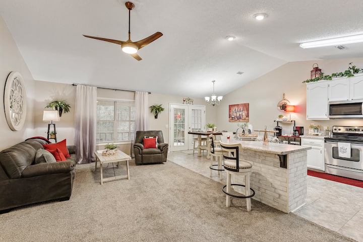 Charming Residential Ranch Home With King Bed - Lake Francis, Enterprise