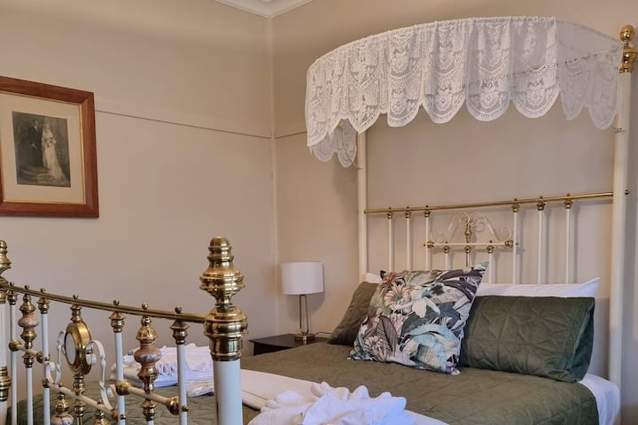 Hammonds 1935 Queen Bed Room - Broadford