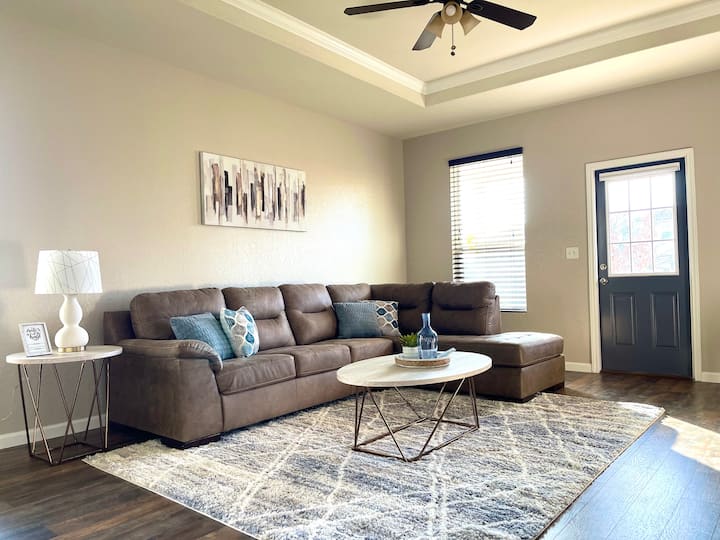 Beautiful Spacious Family Home! - Universal City, TX