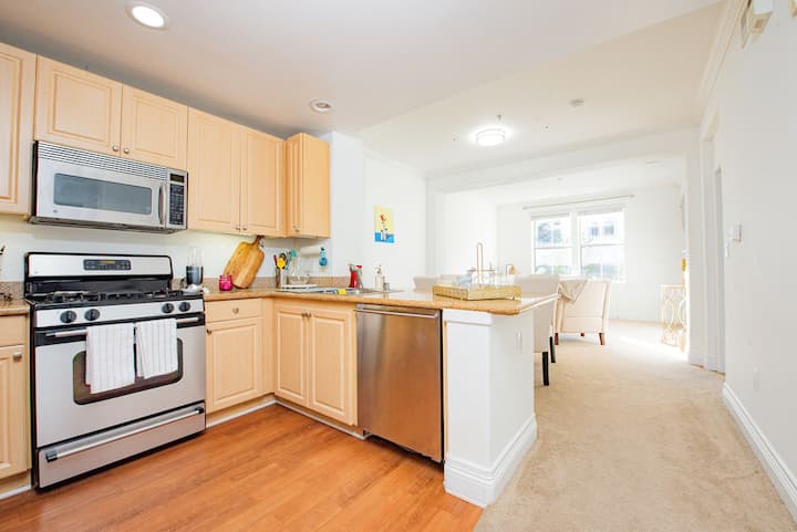 Luxury Condo Near Irvine Business & Uci Hospital - Newport Beach, CA