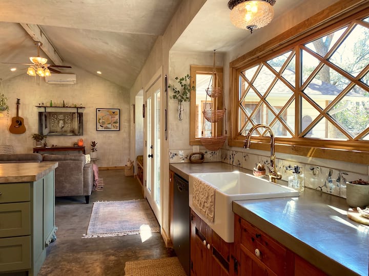 Lovely European-mod Cottage 10 Miles From Downtown - Austin, TX