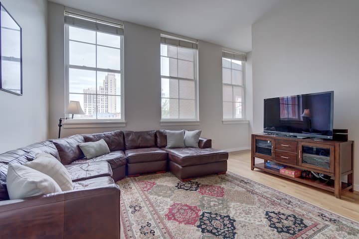 Richmond Condo Heart Of Downtown W/ Parking 2bath - 里士滿