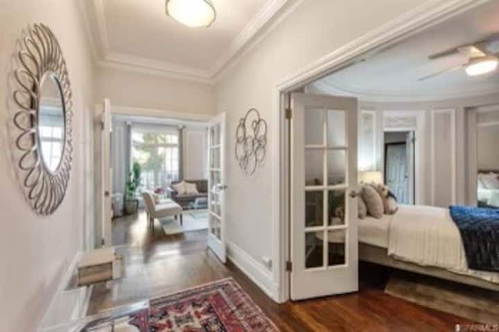 Supersize Stunner In Downtown - San Francisco, CA