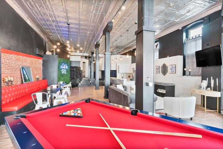 Downtown Loft W Pool Table & Arcades - St. Louis, MO