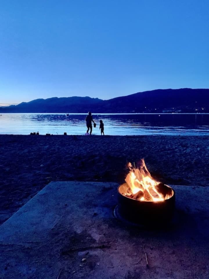 Stunning Home Steps To The Beach/wineries - Summerland