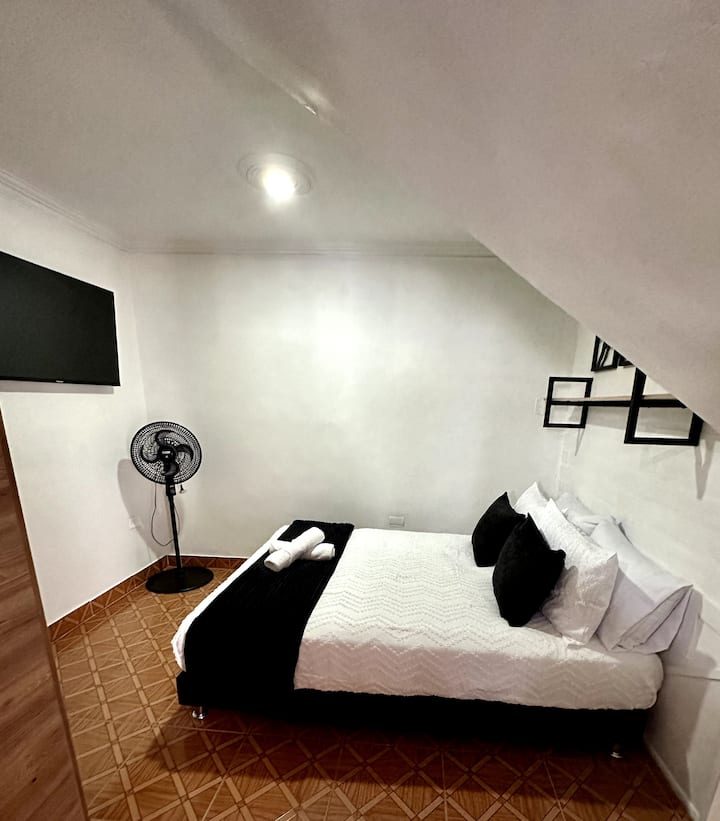 Aparta Estudio 300 Con Balcón Laureles/wi-fi 500mb - Medellín