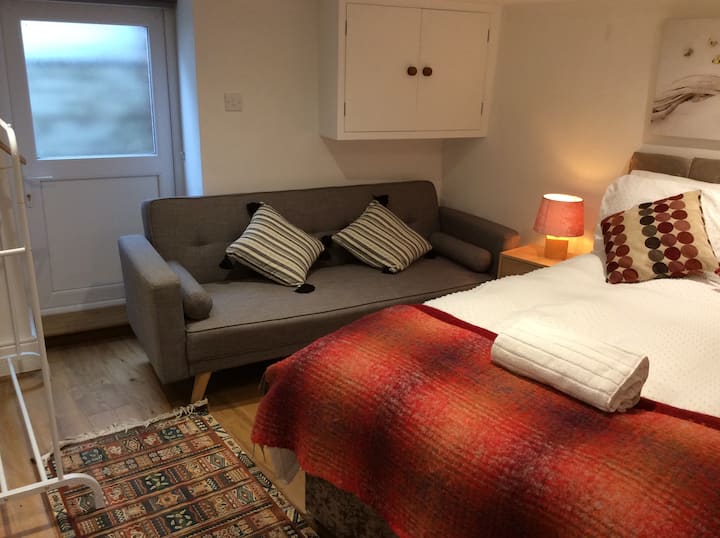 Basement Room Private And Quiet In  Cheltenham - Winchcombe