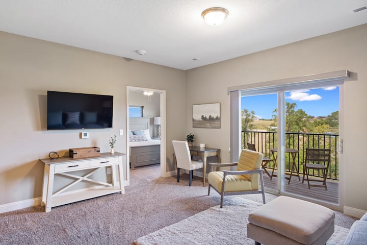 Ground Floor End Unit W/pool & Private Garage - West Des Moines, IA