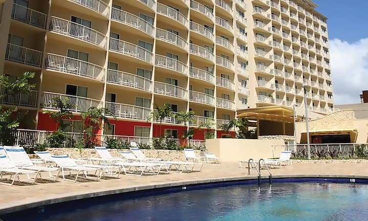 Waikiki Beach Walk 2br W/kitchen - Honolulu, HI