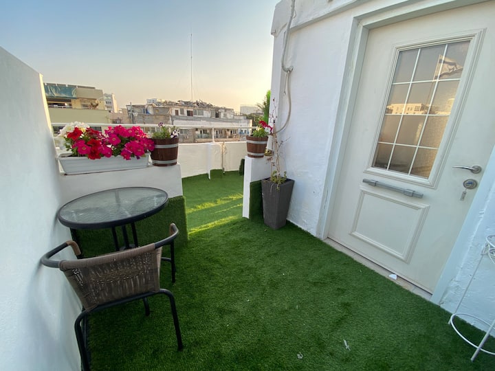 P301. Small New Studio And Sunny Roof Terrace. - Tel Aviv