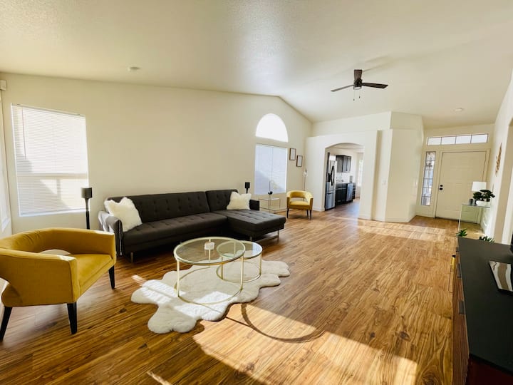 Glendale Gem With Pool & Office In Prime Location - Glendale, AZ