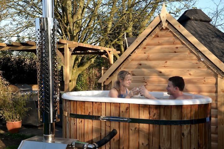Wild Thyme Log Cabin With Private Hot Tub - Stamford