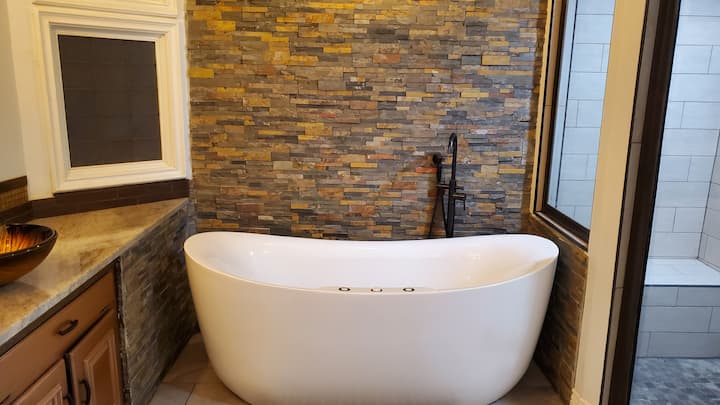 Centrally-located Large Custom Home On The Bayou - Shreveport, LA