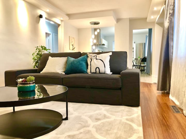 Relax-in-style 2br Garden View Bungalow - Waterloo