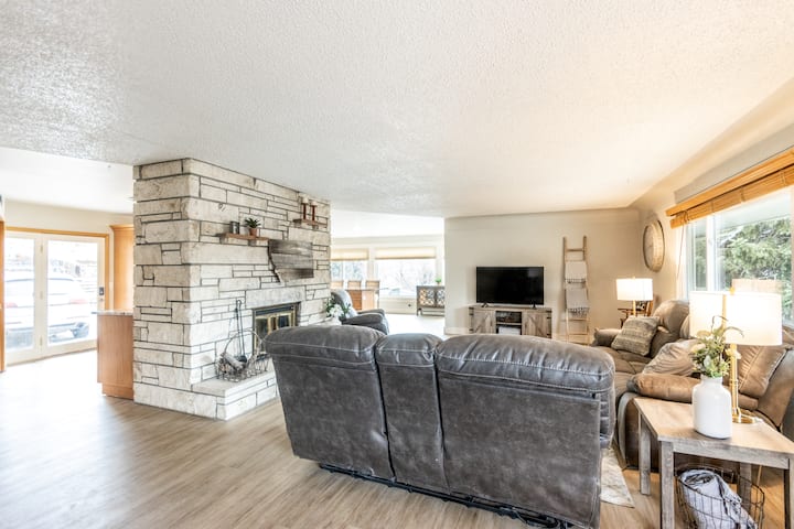 Hot Tub•mid-century 3br Pool & View Retreat - Lake Elmo State Park, Billings