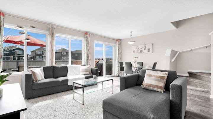 *Entire Home Spacious 4 Bed, 2.5 Bath Duplex* - Edmonton