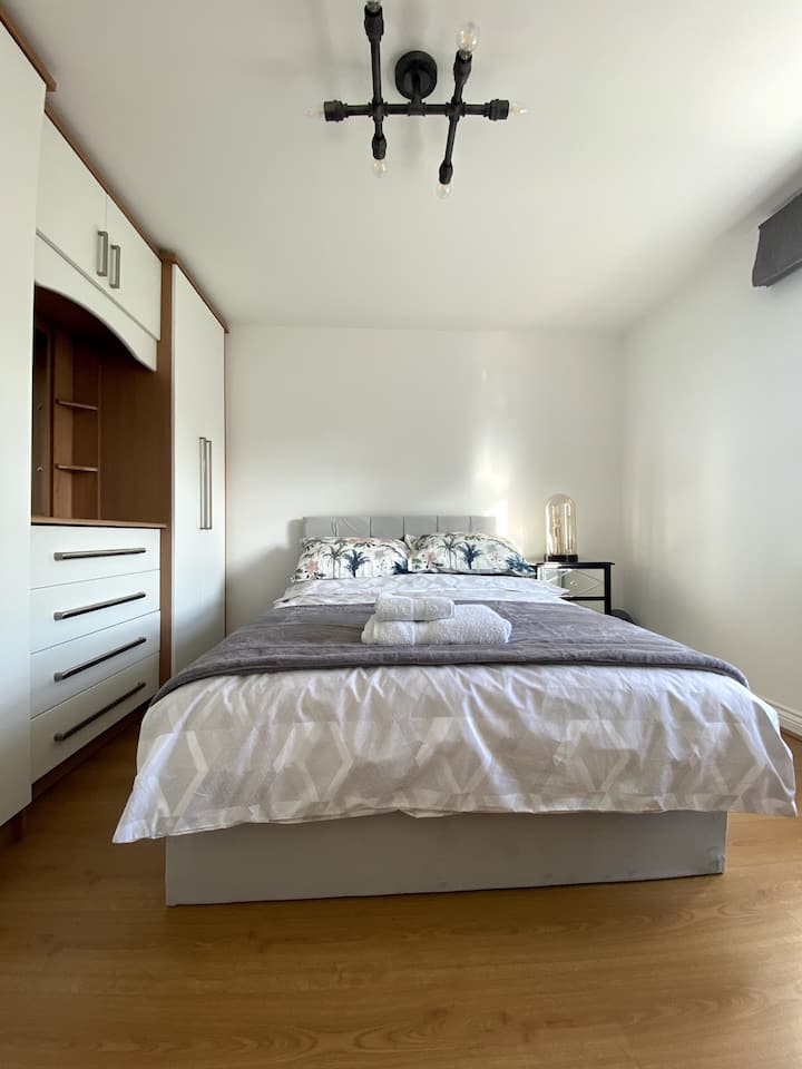 Bright Double Room Close To Uni - Newcastle-under-Lyme