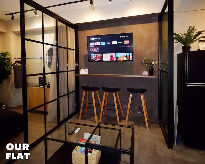 Modern Condo W/ Queen Bed + 100mbps Wi-fi +Netflix - Quezon City