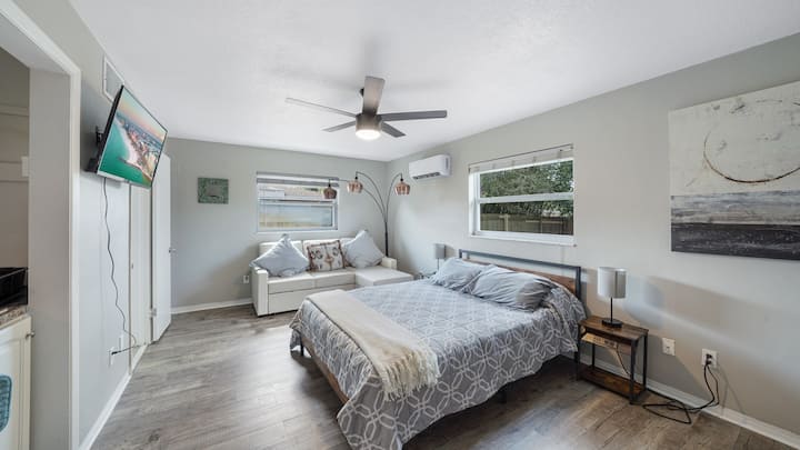 Beautiful, Large Studio Apartment - Clearwater, FL