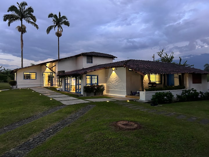 Casa De Lujo El Tesorito | 4hbt + 5baños - Tolima