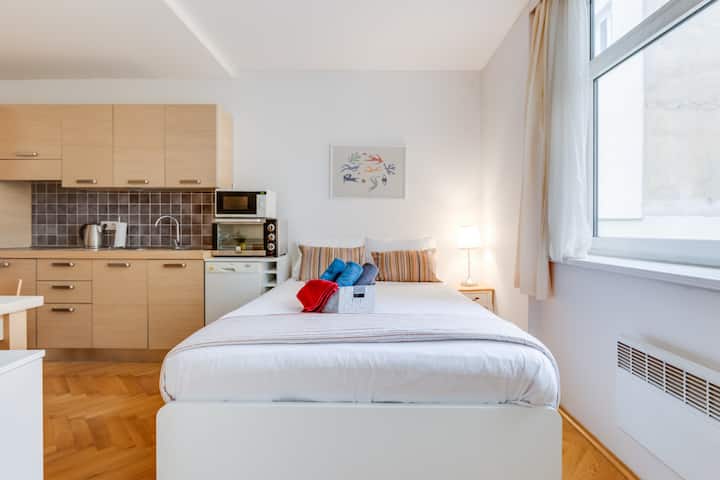 Quaint Element Apart In Center - Prague