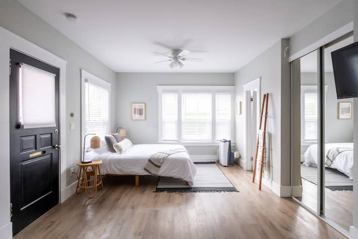 Perfect Downtown Studio W/ Ac, Netflix & Wifi - San Diego