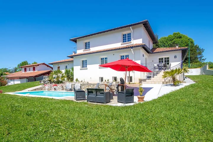 Maison De Vacances Pour 10 Personnes Avec Piscine - Hasparren