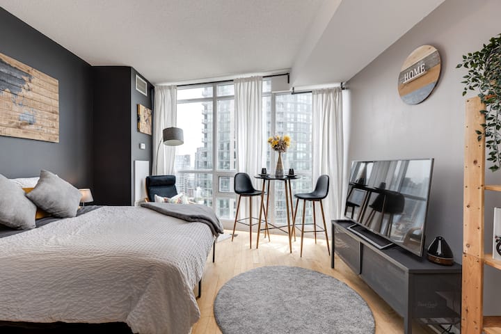 Charming Studio W/ Cn Tower & Ontario Lake View! - Toronto