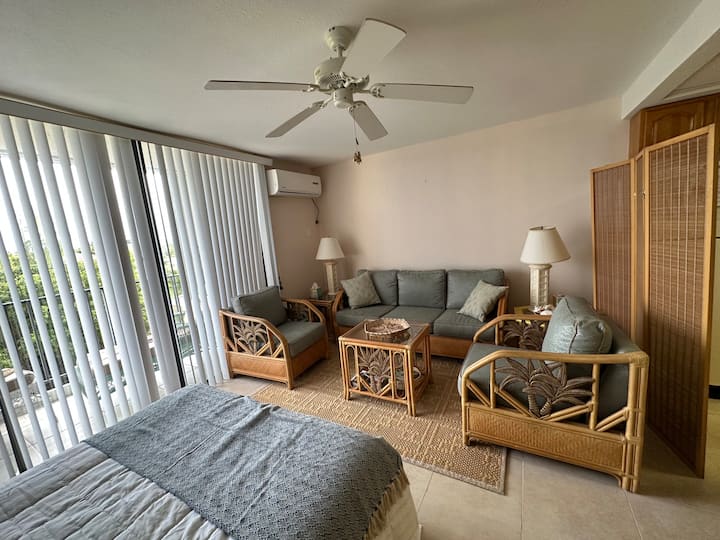 Cozy Beach Condo - Freeport