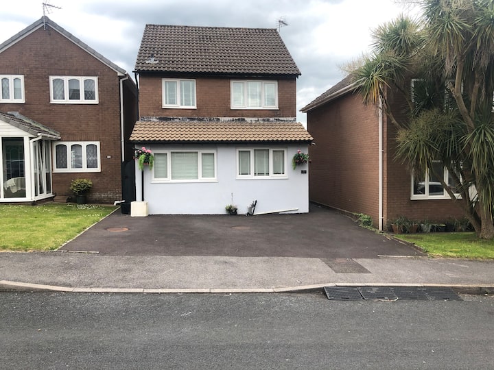 Location Location Modernised 3 Bed Detached House - Bridgend