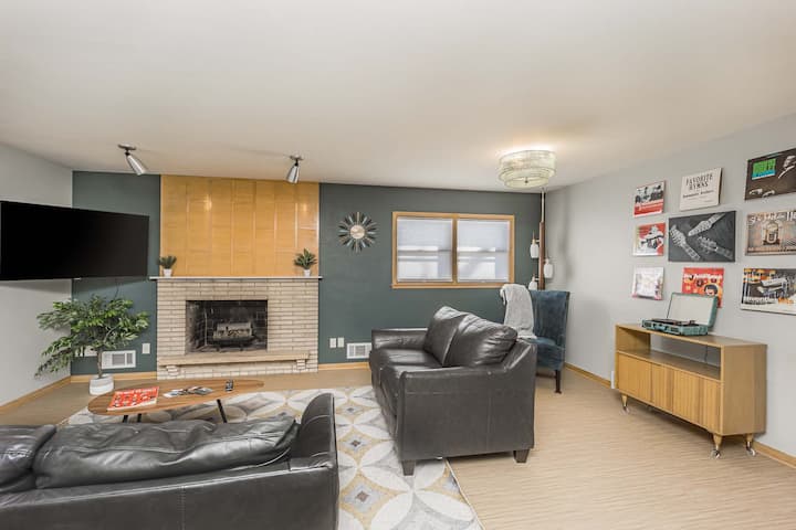 Retro Haven - 4 Bedrooms, 2.5 Baths, - Sioux Falls, SD