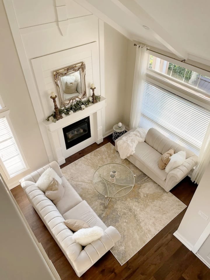 Spacious Home W/mountain Views - Surrey, BC