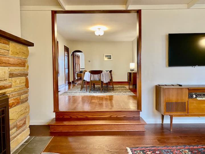 Hilltop Hideaway - 4 Acres, Sunsets, Hot Tub - Stevensville, MI