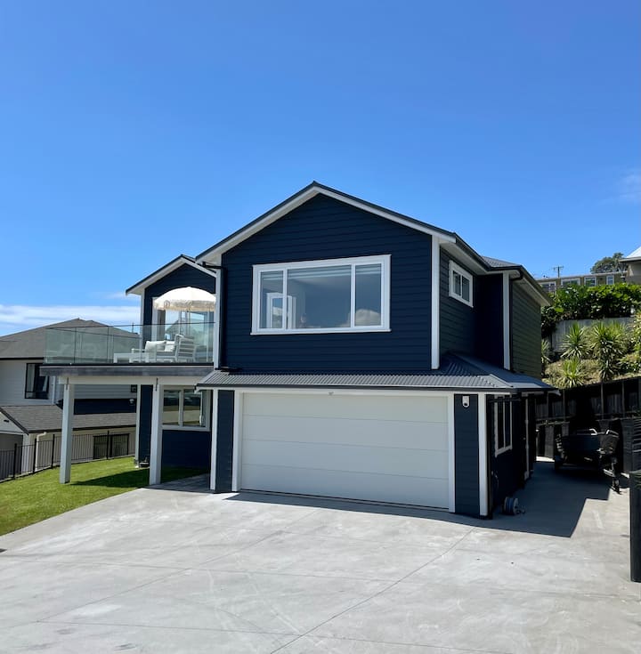 Coastal Family Home -  Modern Space With A View! - Waiwera