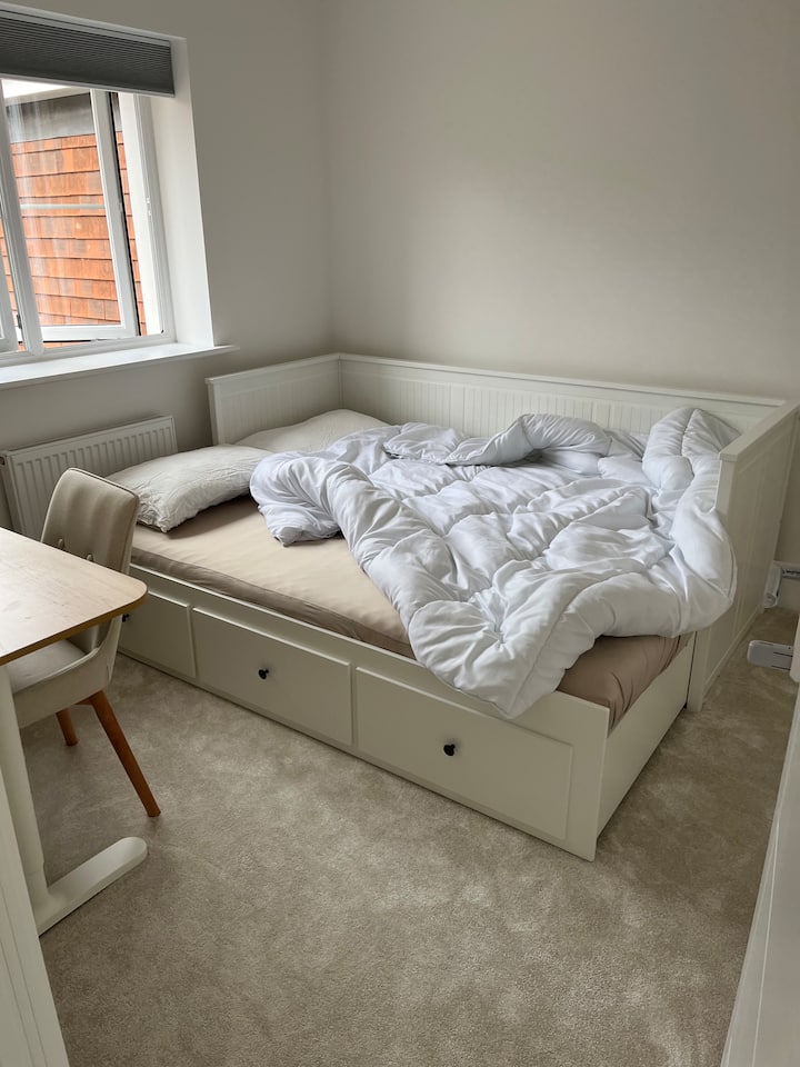 Cozy Bedroom - Crowborough