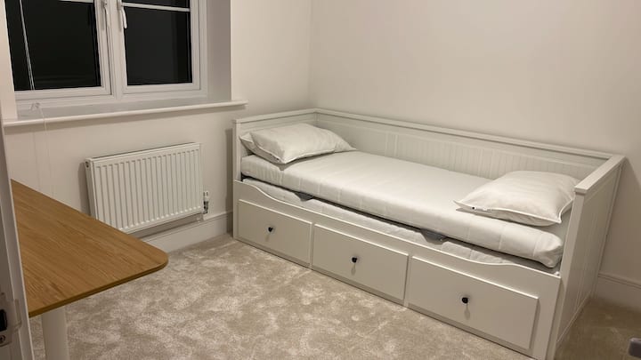 Cozy Bedroom - Crowborough