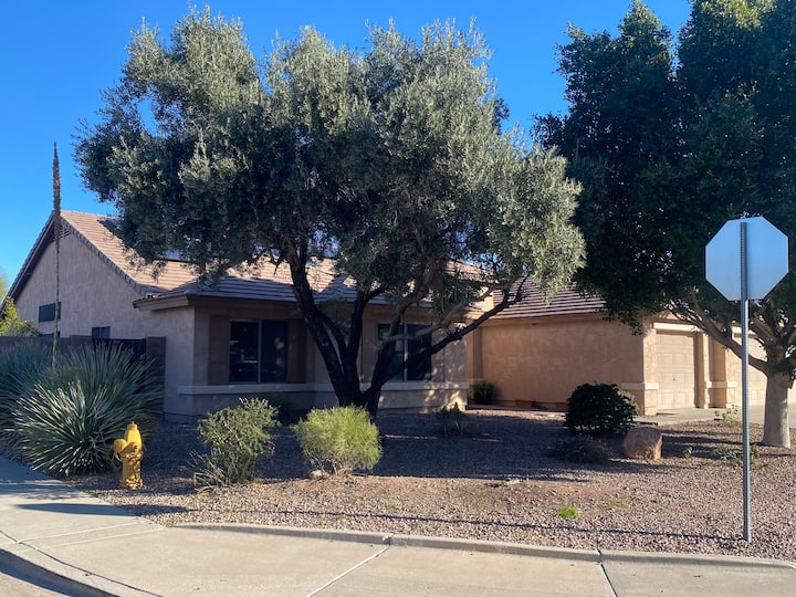 Spacious Beautiful Garden Hideaway W/patio & Grill - Peoria, AZ