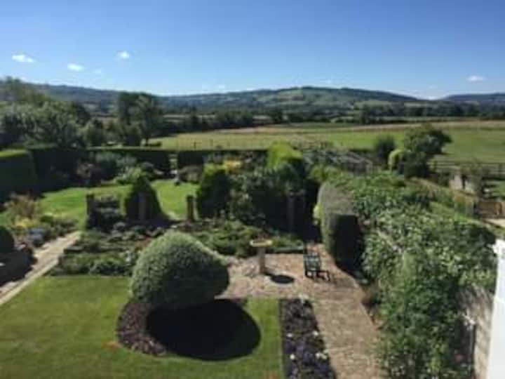 Cottage In Toddington, Near Cheltenham - Broadway