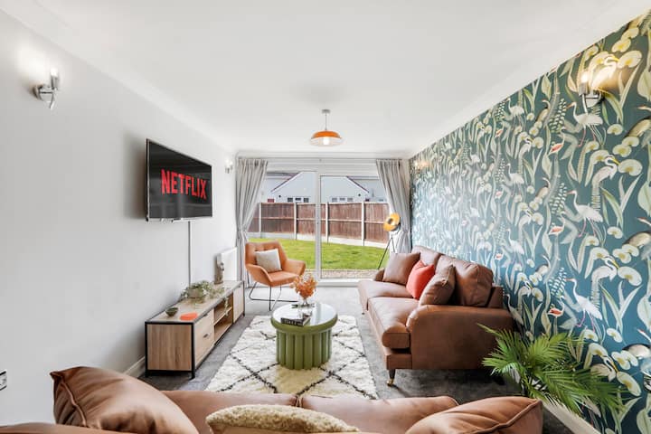 Huge Driveway | Weekly Rates | Large Detached Home - Chelmsford