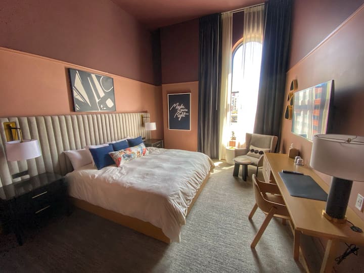Kinn Guesthouse Downtown - King Standard Room 409 - Milwaukee, WI