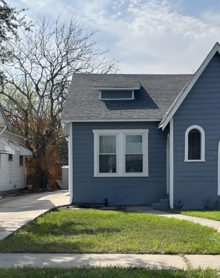 Charming Home Near Downtown San Antonio - Highland Park - San Antonio