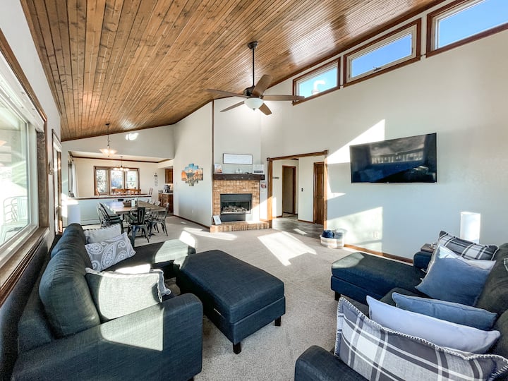 Sunset Mesa Hideaway | Hot Tub | New Renovation - Colorado Springs, CO