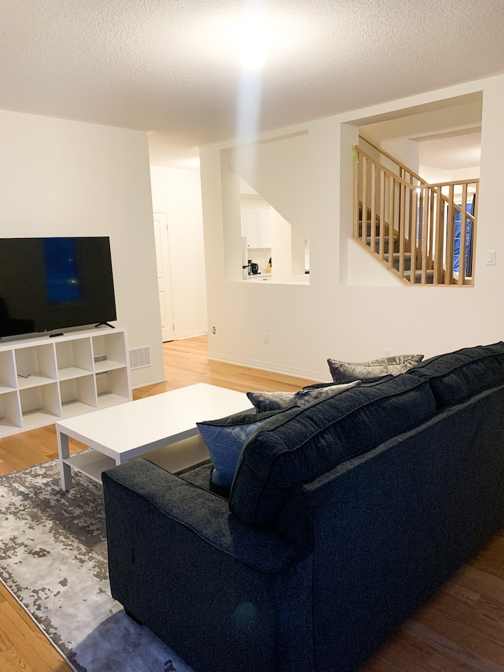 Spacious & Modern Master Bedroom - Bowmanville
