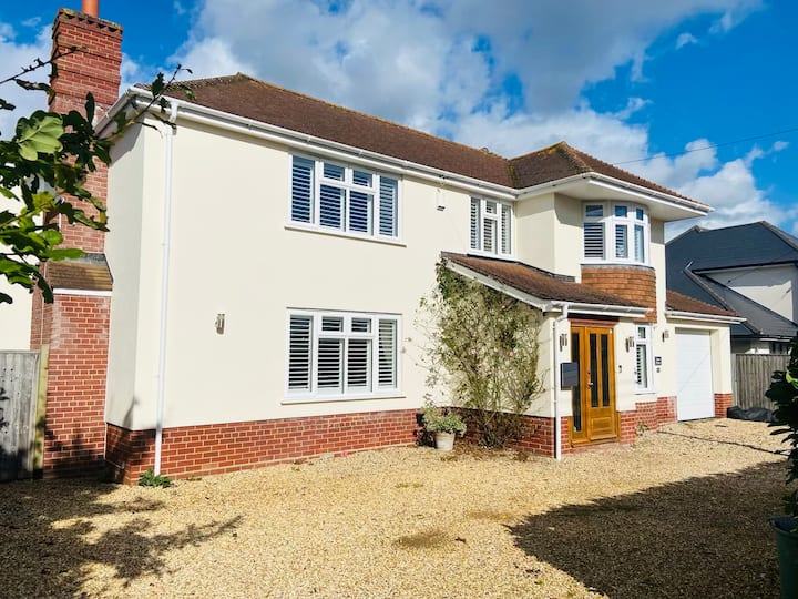 Gorgeous 5 Bedroom Home With Pool In Barton-on-sea - Hurst Castle