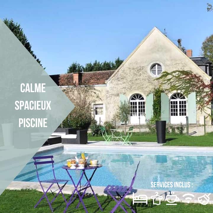 Le Petit Clos Des Aubrys • Parking • Piscine - Châteauroux