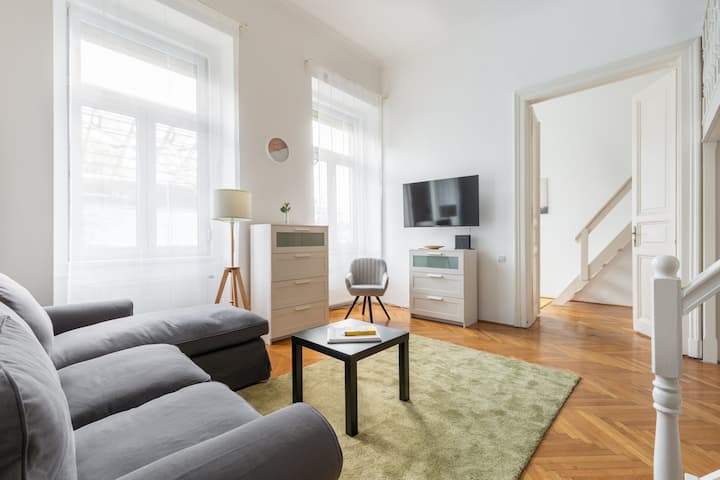 Central, No Frill, New & Clean Apt For Up To 6 Ppl - Budapest